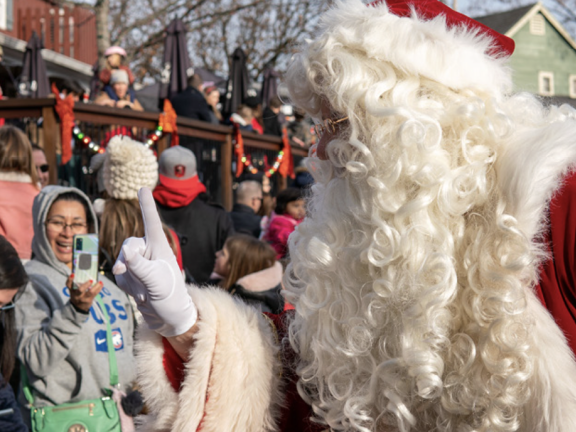 Holly Jolly Weekend at Peddler's Village | Global Philadelphia